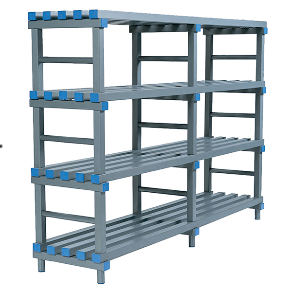 Bancos y estanterías en PVC